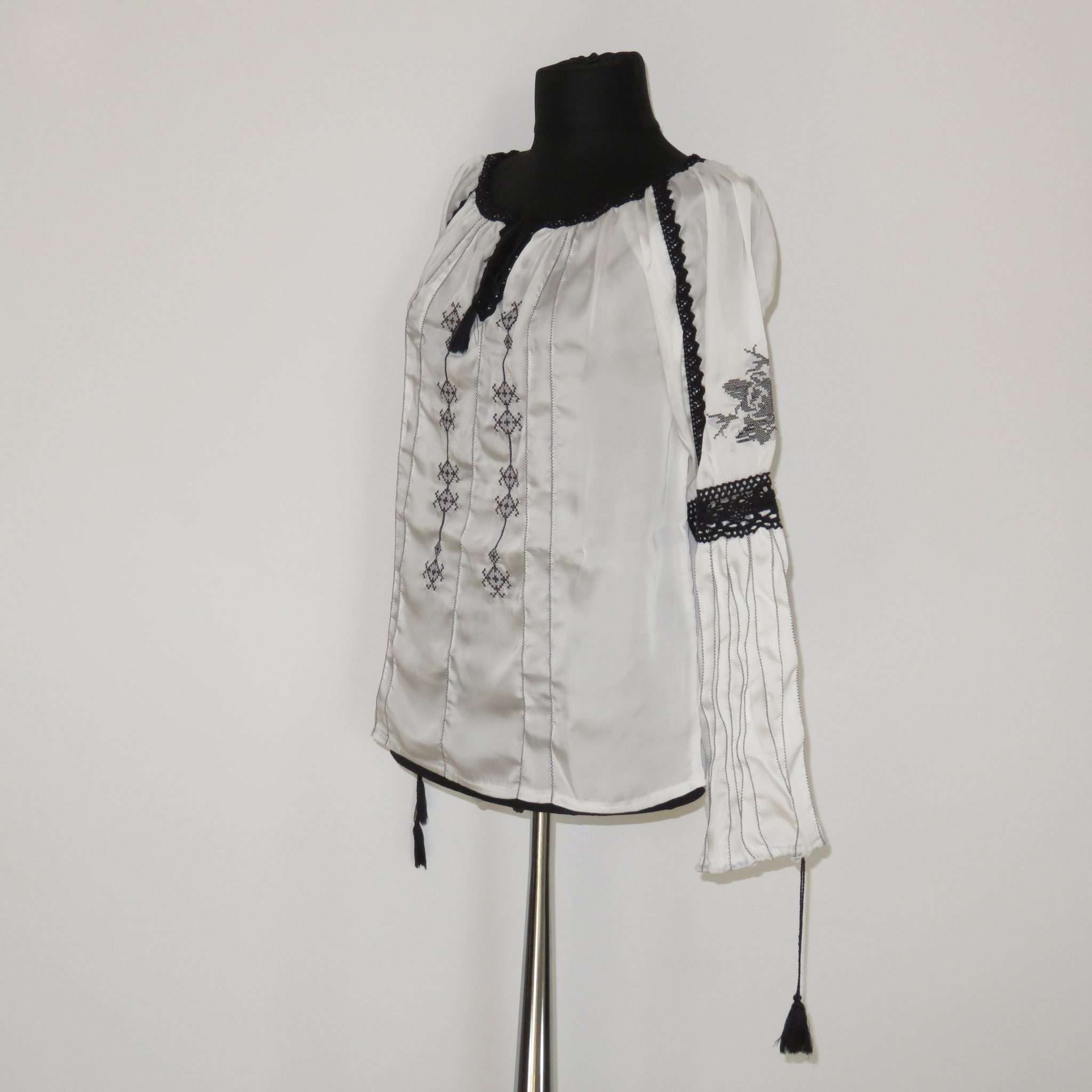 Ie romaneasca stilizata dama, matase de calitate superioara, brodata cu ...