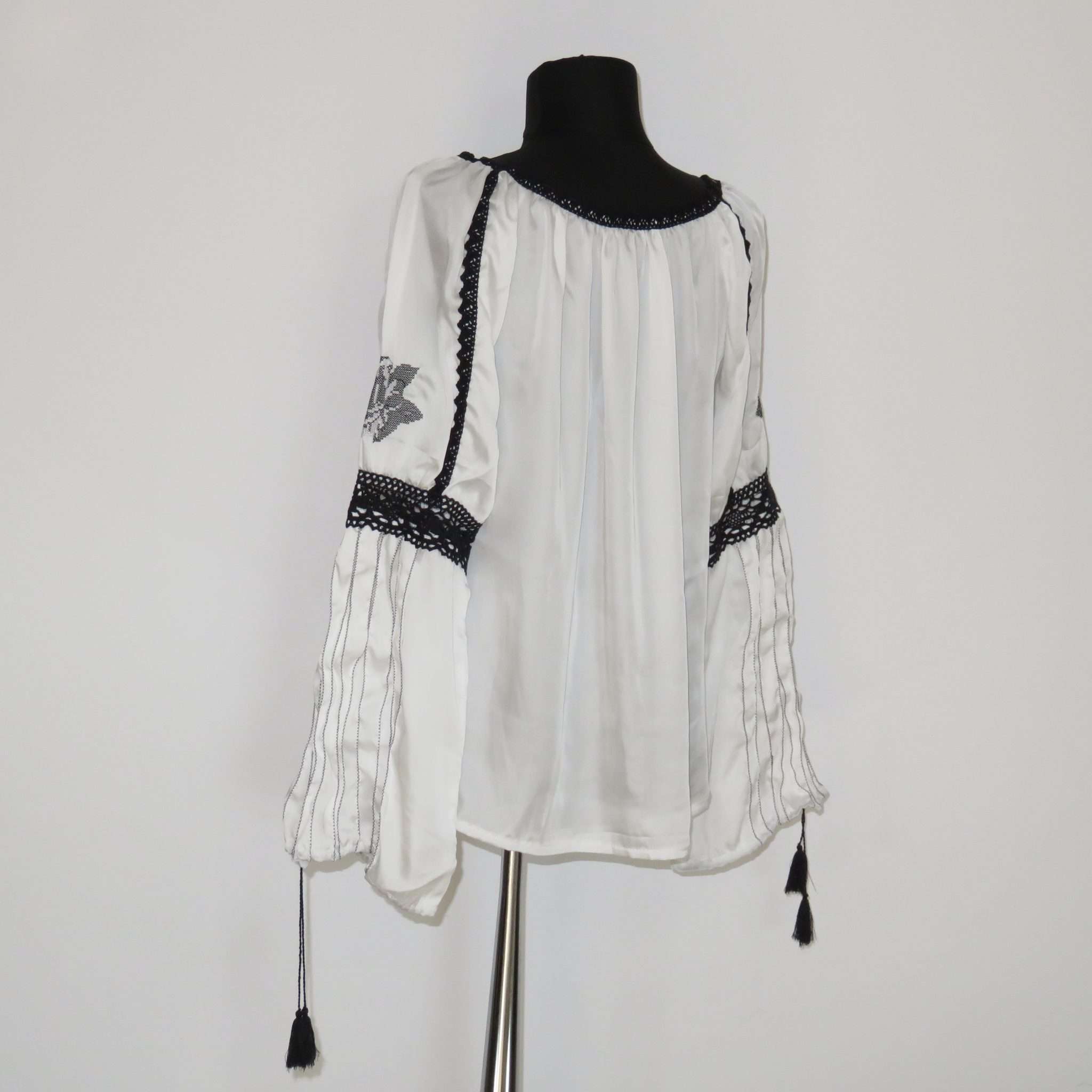 Ie romaneasca stilizata dama, matase de calitate superioara, brodata cu ...