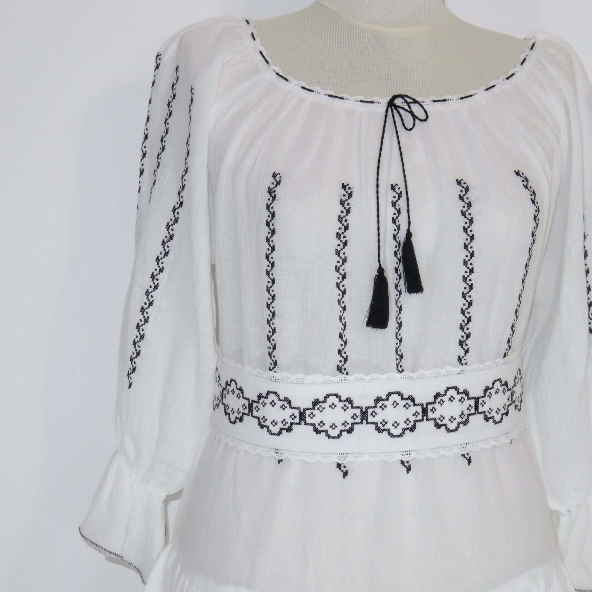 Rochie dama, bumbac 100% de calitate superioara, brodata cu motive ...