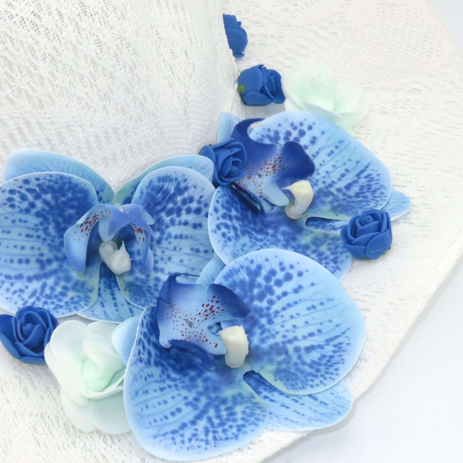 Palarie pentru dezgatitul miresei, alba cu orhidee albastra ...