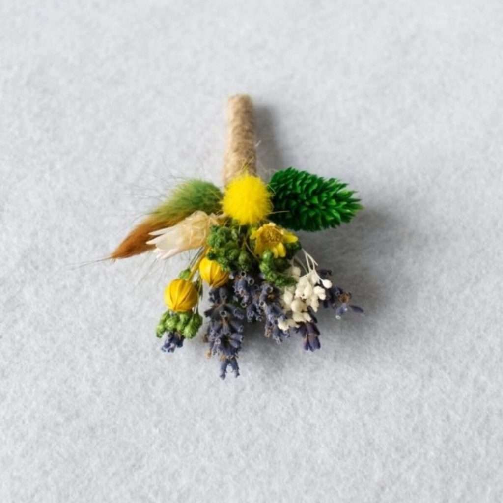 Cocarda din flori naturale uscate, colorate - AMB209003 - 23h Events® 🥇