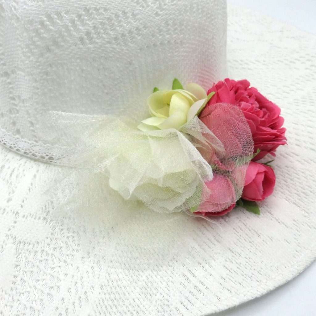 Palarie pentru dezgatitul miresei, alba cu flori de matase roz ...