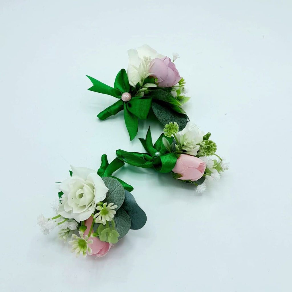 Cocarda de pus in piept cu trandafir de matase, alb&verde&roz ...