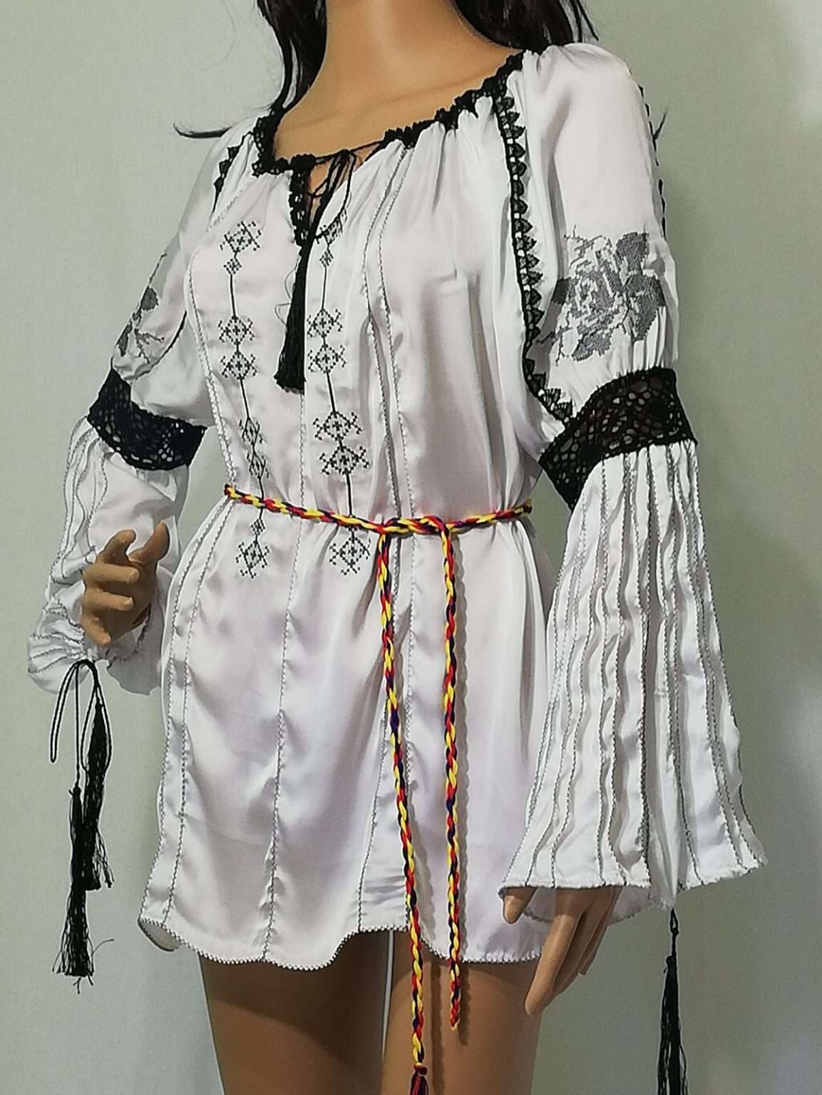 Ie romaneasca stilizata dama, matase de calitate superioara, brodata cu ...